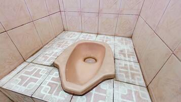 Quarto casal econômico | Banheiro | Chuveiro, toalhas de banho