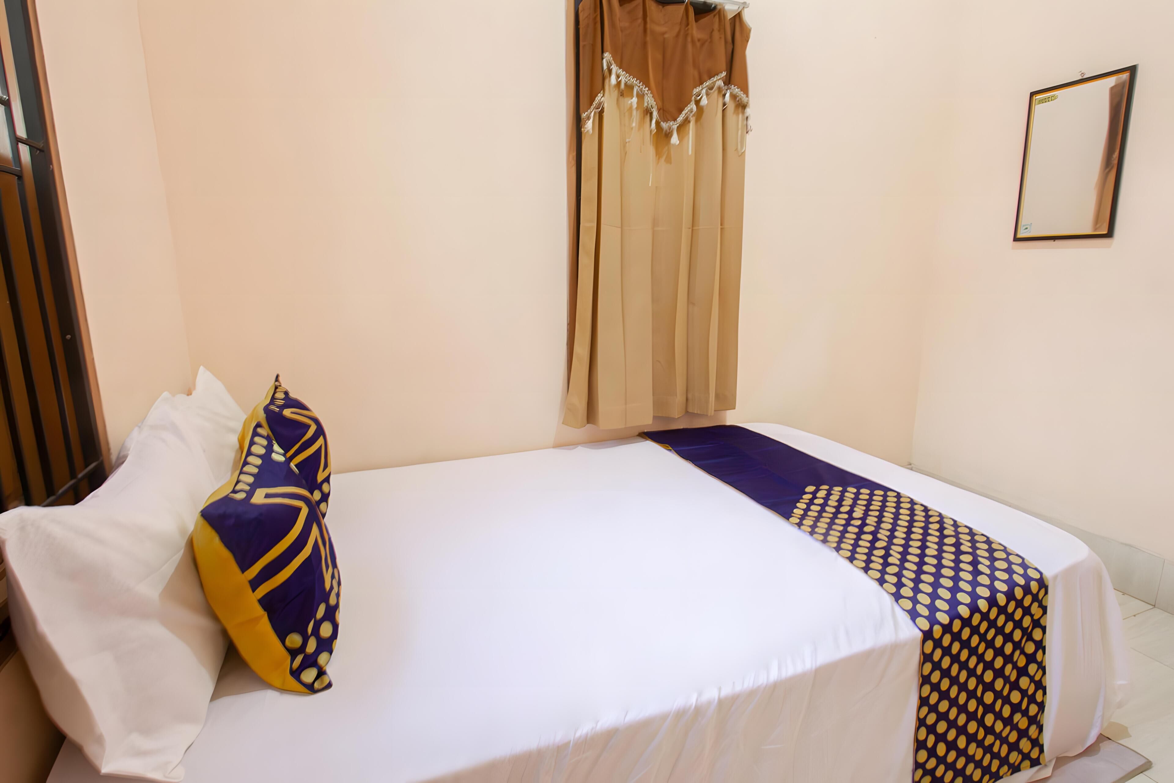 Quarto Duplo | Secretária, roupa de cama fornecida 