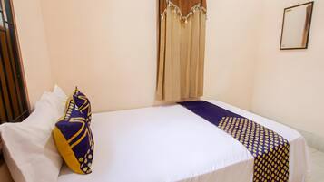 Quarto Duplo | Secretária, roupa de cama fornecida