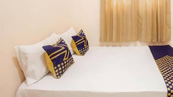 Quarto Duplo | Secretária, roupa de cama fornecida