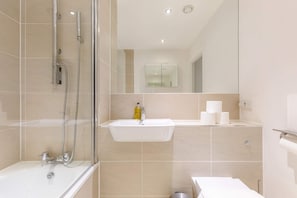 Apartamento Básico | Casa de banho | Toalhas fornecidas, sabão, champô, papel higiénico 