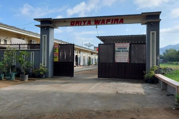 Oyo Life 93525 Griya Wafira Trenggalek Syariah - Trenggalek