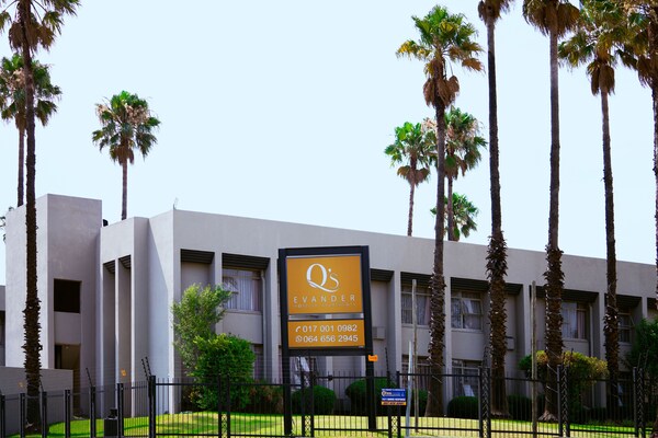 Q's Evander Hotel And Apartment - Evander