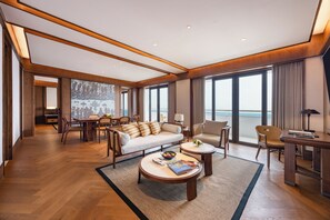 Sanur Suite Ocean View | Sala de estar | Smart TV de 55 polegadas com canais via satélite 