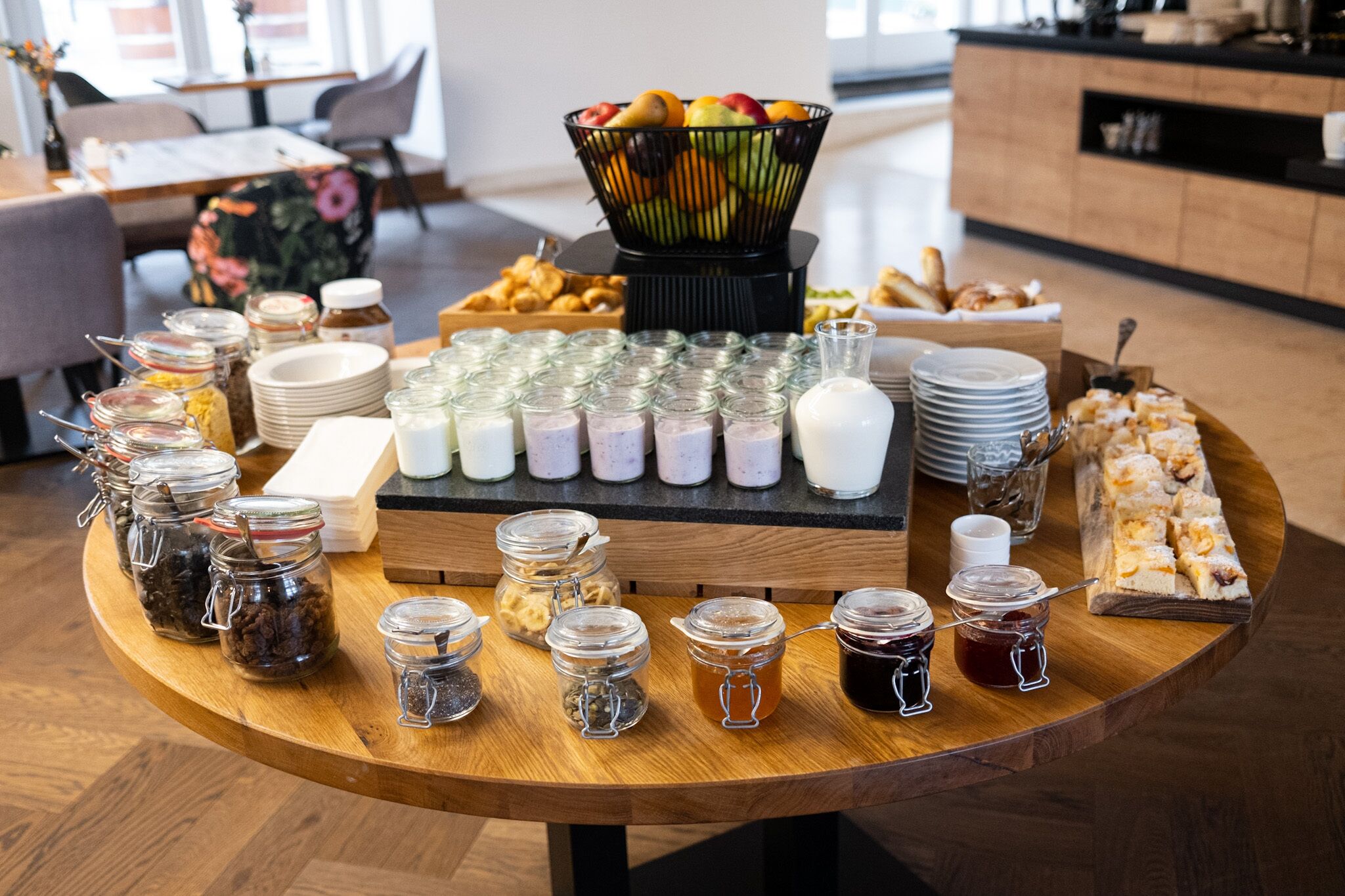 Um buffet de café da manhã com diversos alimentos e acompanhamentos.