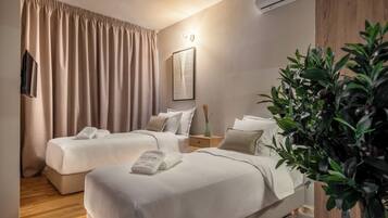 Quarto duplo básico, 2 camas de solteiro | Cofres nos quartos, individualmente decorados