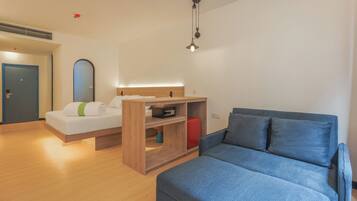 Quarto moderno com cama de madeira, sofá azul e estante de madeira.
