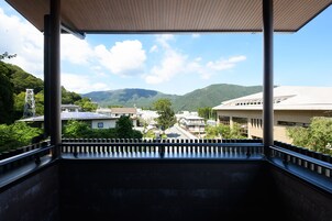 Vila design, 2 quartos, cozinha, vista para a montanha | Vista da sacada