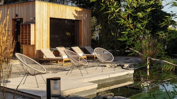 Sauna seca, banheira de hidromassagem, massagens com pedras quentes