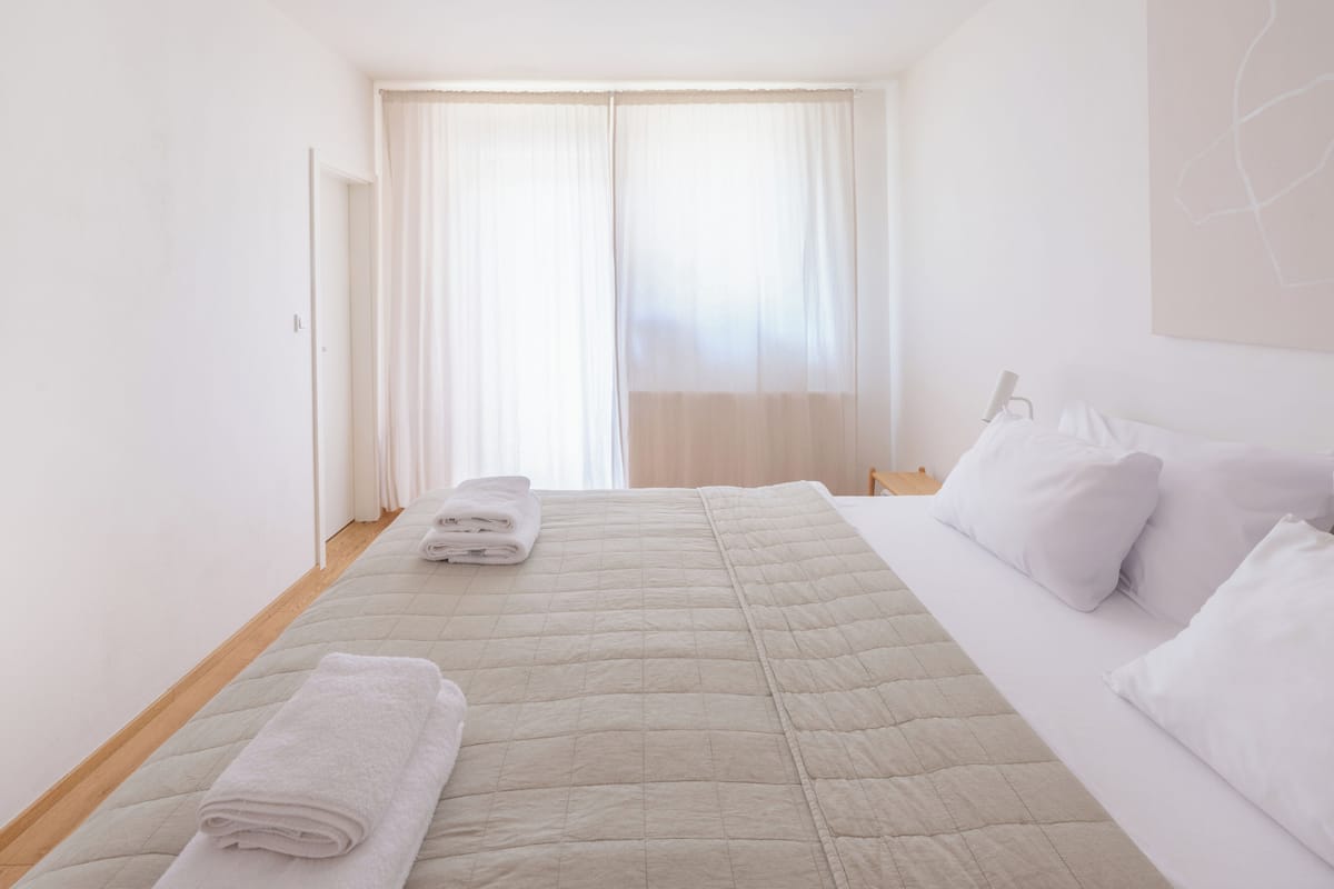 Quarto Clássico | 1 quarto, roupa de alta qualidade, com decoração personalizada