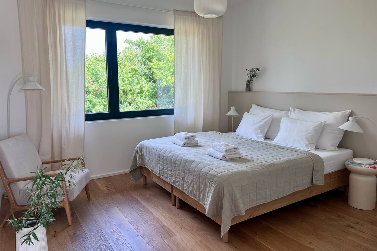 Quarto Clássico | 1 quarto, roupa de alta qualidade, com decoração personalizada
