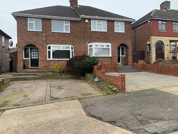 House Sleeps 6 With Garden, Parking - Romford