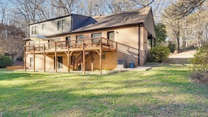 Uma casa de dois andares com varanda e área externa coberta.