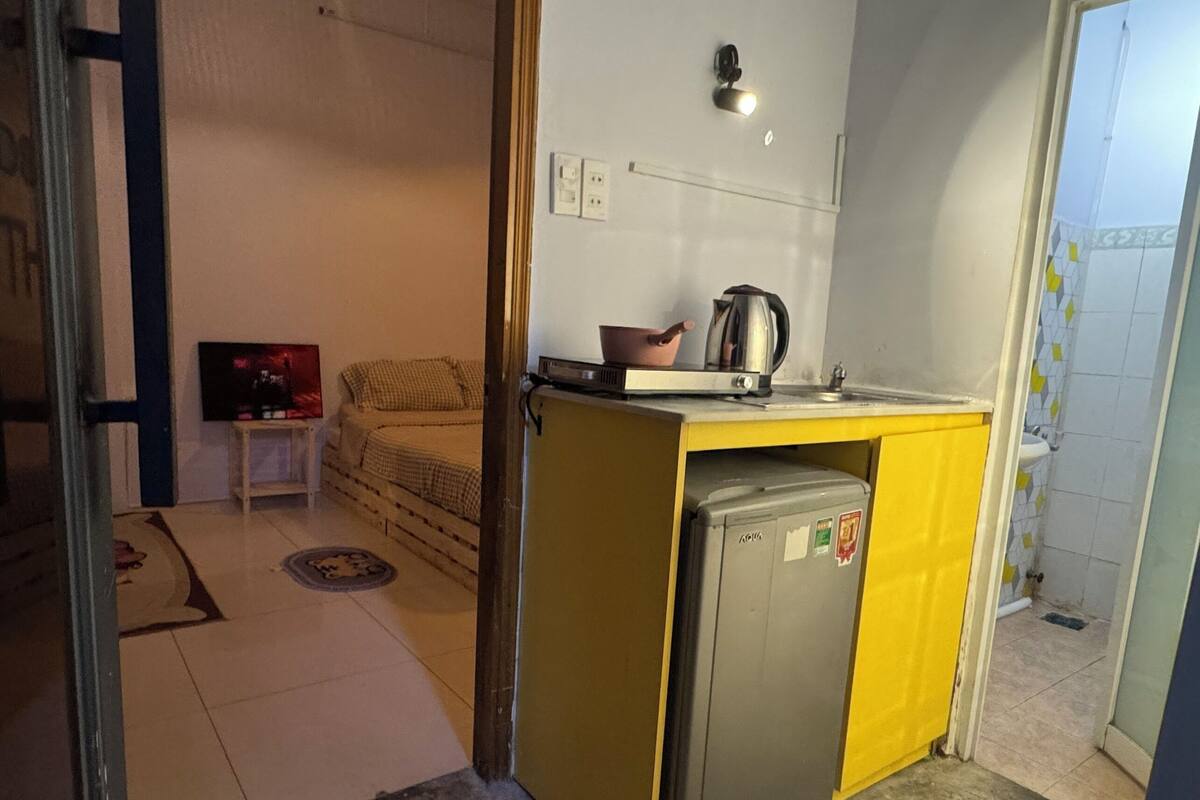 Um frigorífico no espaço comum, utensílios de cozinha 