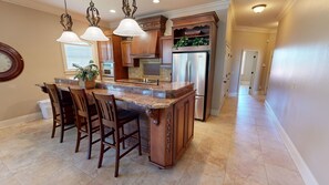 Casa, vários quartos | Cozinha privada | Um frigorífico, um forno, uma cafeteira/bule, uma torradeira 