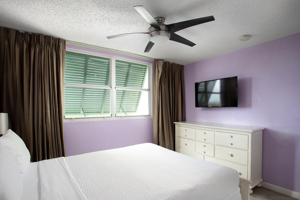 Sunrise 308-2br/2ba Condo Near Beaches With Pool, Parking, Balcony - Stock Island, FL