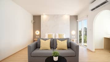 Suite, 1 Bedroom with balcony | Área de estar | Smart TV 40 polegadas com canais digitais