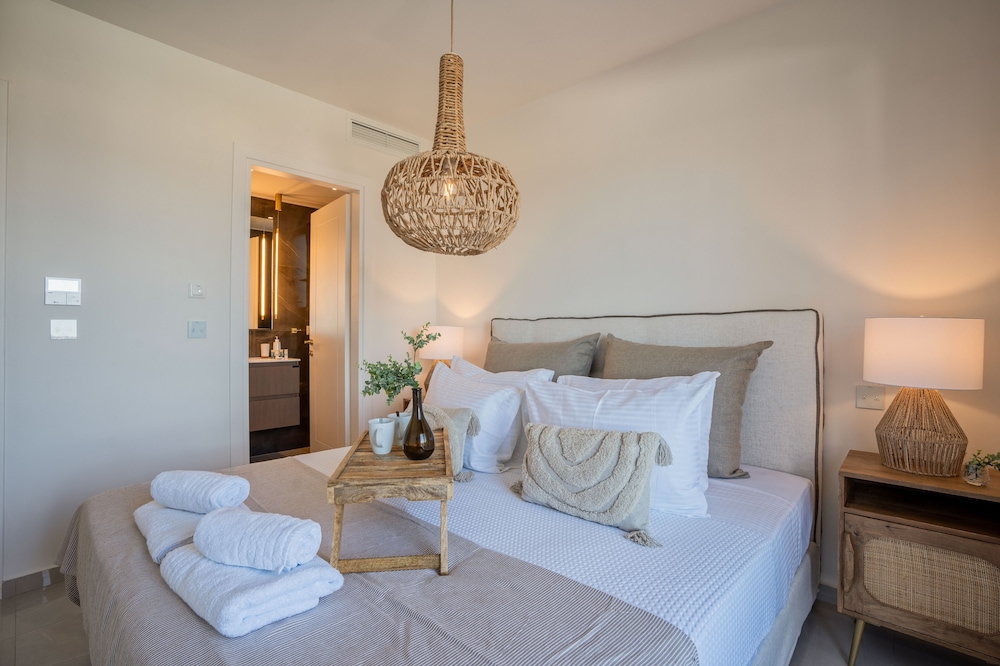 Xenodiki, Amphimatrion Luxe Apt, 750m to the beach, common pool ...