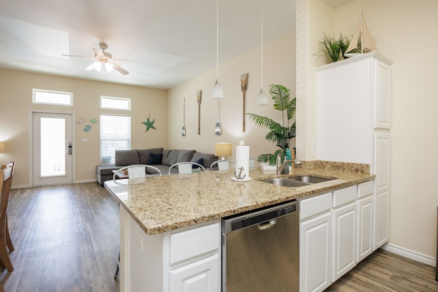 Luxurious Pet-friendly Retreat W\/2 Resort Pools & A Short Walk To The Beach. - Corpus Christi, TX