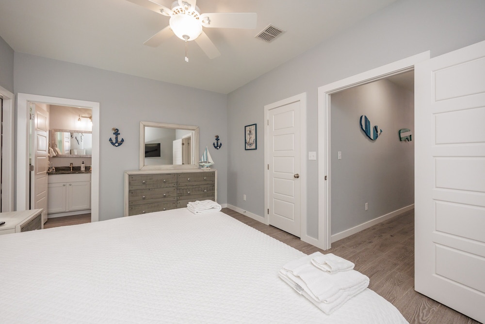 Modern Pet-friendly Escape, W/resort Amenities & Close To The Beach! - Texas