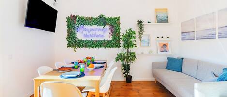 Um frigorífico, um micro-ondas, um forno, uma placa de cozinha