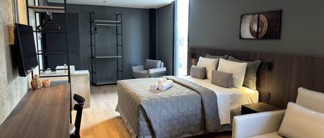 Quarto Triplo Superior | Secretária adequada para computadores portáteis