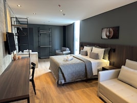 Quarto triplo superior | Espaço de trabalho para notebook, roupa de cama