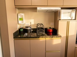 Apartamento conforto | Cozinha privada | Geladeira, micro-ondas, talheres/pratos/utensílios de cozinha