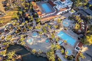 4 piscinas interiores, 15 piscinas exteriores, toldos (sobretaxa) 