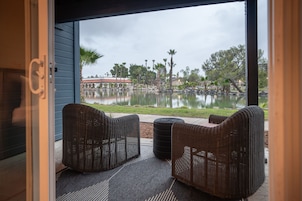 Quarto, 2 camas queen-size, acessível (Patio, Lakeside) | Cofre no quarto, ferro/tábua de engomar