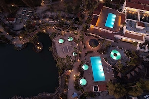 4 piscinas interiores, 15 piscinas exteriores, toldos (sobretaxa)