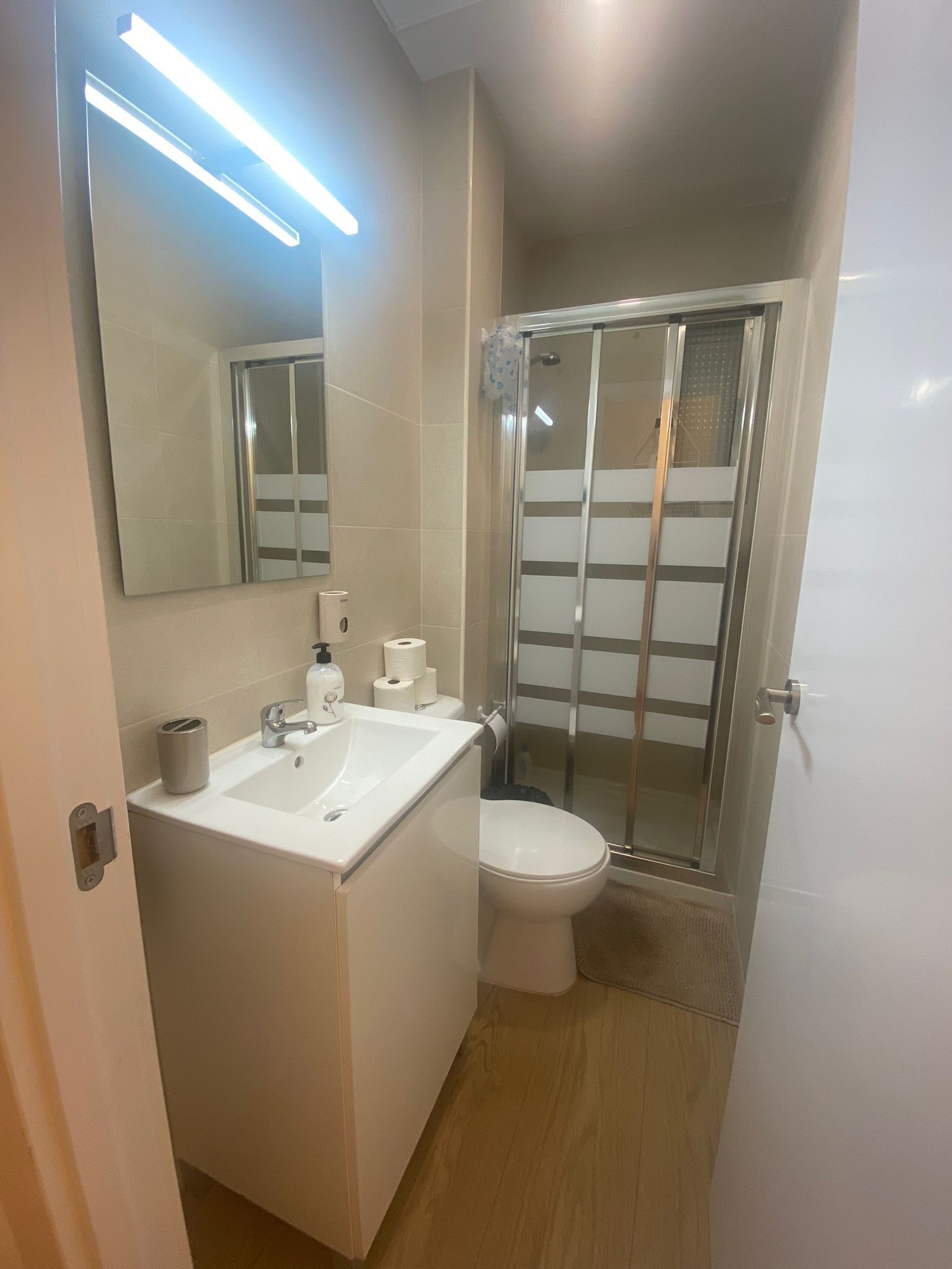 Chuveiro, chuveiro com efeito de chuva, secador de cabelo 