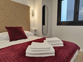 Apartamento Deluxe | Roupa de alta qualidade, edredões de penas, com decoração personalizada 