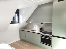 Penthouse | Cozinha privada | Um micro-ondas, um forno, uma placa de cozinha 