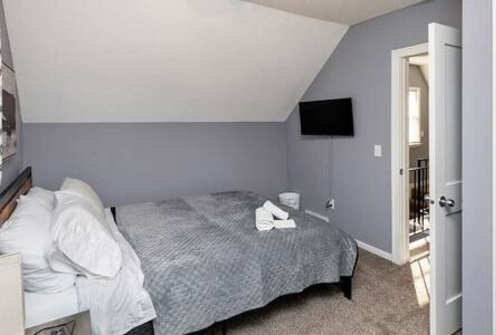 Quaint & Comfy 3 Bedroom - 3min To Downtown! - アイオワ州