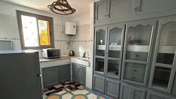 Suite-Estúdio Deluxe | Cozinha privada | Um frigorífico/congelador grande, um forno, uma placa de cozinha