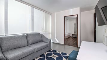 Cofres nos quartos, escrivaninha, espaço de trabalho para notebook