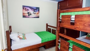 Um quarto com uma cama de solteiro, uma cama individual e um quadro na parede.