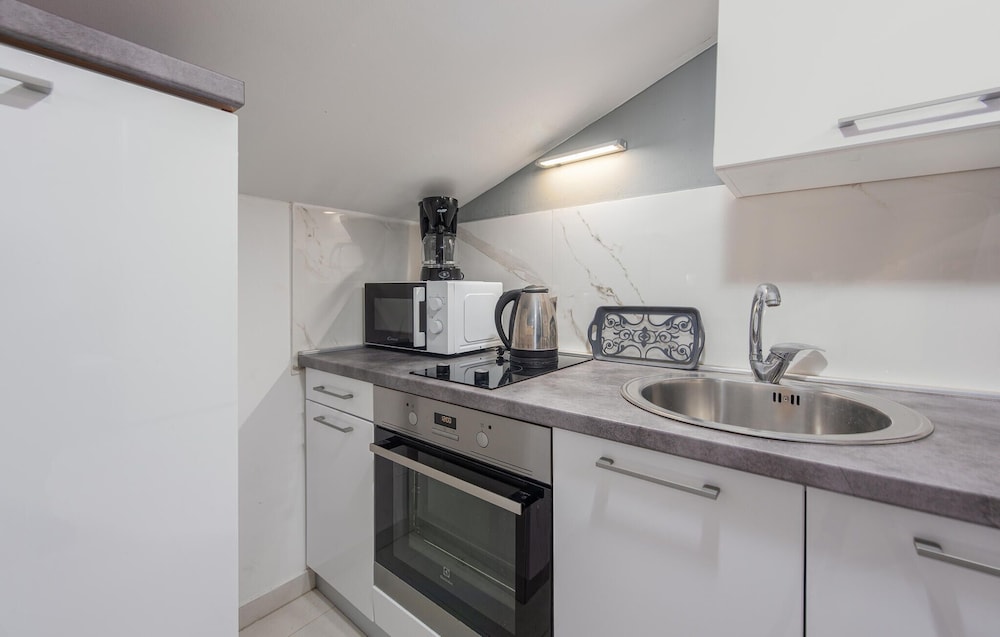 Gemütliches Apartment In Cesarica Mit. - Karlobag