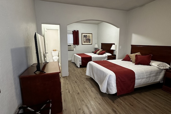 Quarto, 2 camas queen-size | 1 quarto, Wi-fi grátis, roupa de cama fornecida