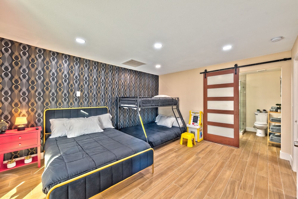 Luxury Villa 3 Masters 6 B.rooms 4 Bath Big pool RV parking on 0.5 Acre ...