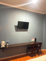 Quarto luxo, 1 cama King | Escrivaninha, ferros/tábuas de passar roupa, Wi-Fi de cortesia