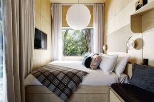 Cabana de Madeira Deluxe, 1 cama king-size, não fumadores, vista para o jardim | Ferro/tábua de engomar, Wi-fi grátis, roupa de cama fornecida 