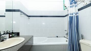 Quarto casal luxo | Banheiro | Secador de cabelo, chinelos, toalhas de banho, sabonete