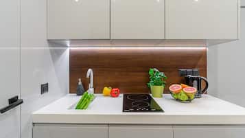 Apartamento Empresarial | Cozinha privada | Um frigorífico/congelador grande, uma placa de cozinha