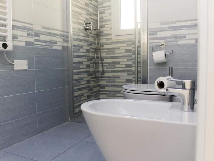 Quarto Duplo ou Twin | Casa de banho | Um polibã, um secador de cabelo, toalhas fornecidas, sabão