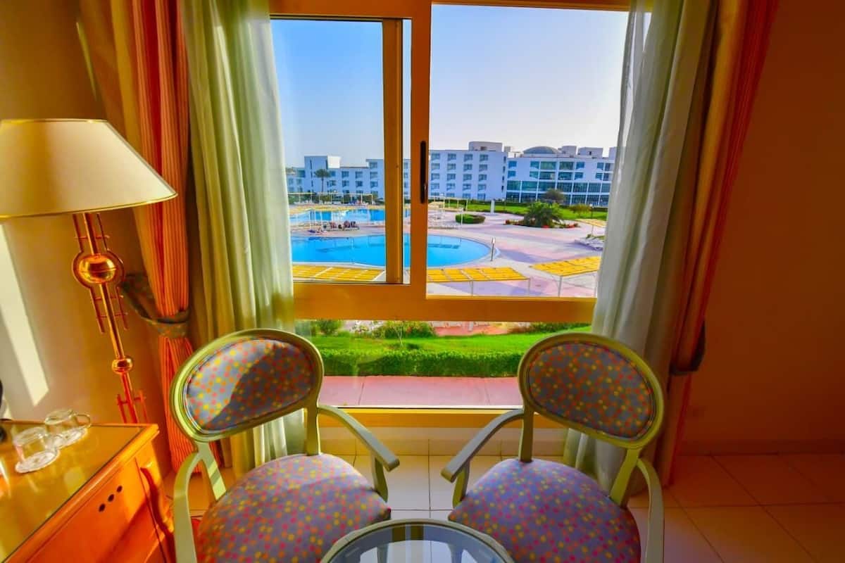 Quarto casal ou duplo standard, vista para a piscina | Frigobar, cofres nos quartos, individualmente mobiliados