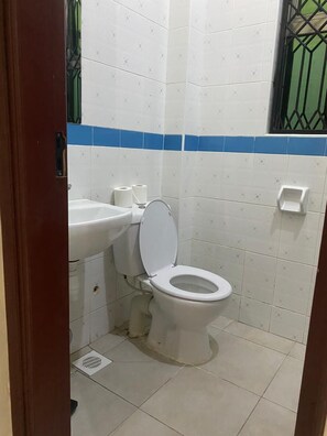 Apartamento Empresarial | Casa de banho | Um polibã, artigos de higiene pessoal grátis, um bidé 