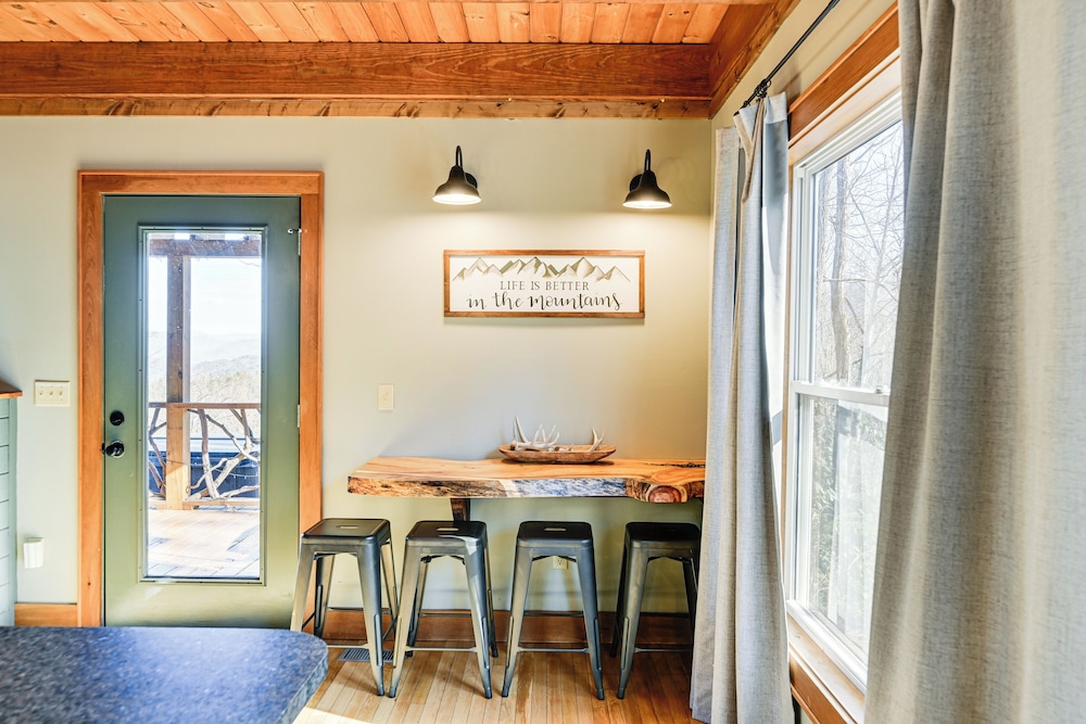 ブライソンシティキャビン：デッキ＆山を見るホットタブ - ノース・カロライナ州