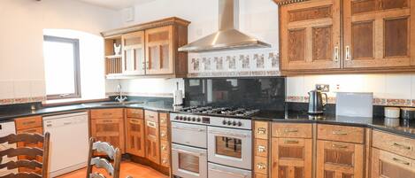 Um frigorífico, uma máquina de lavar louça, uma chaleira elétrica